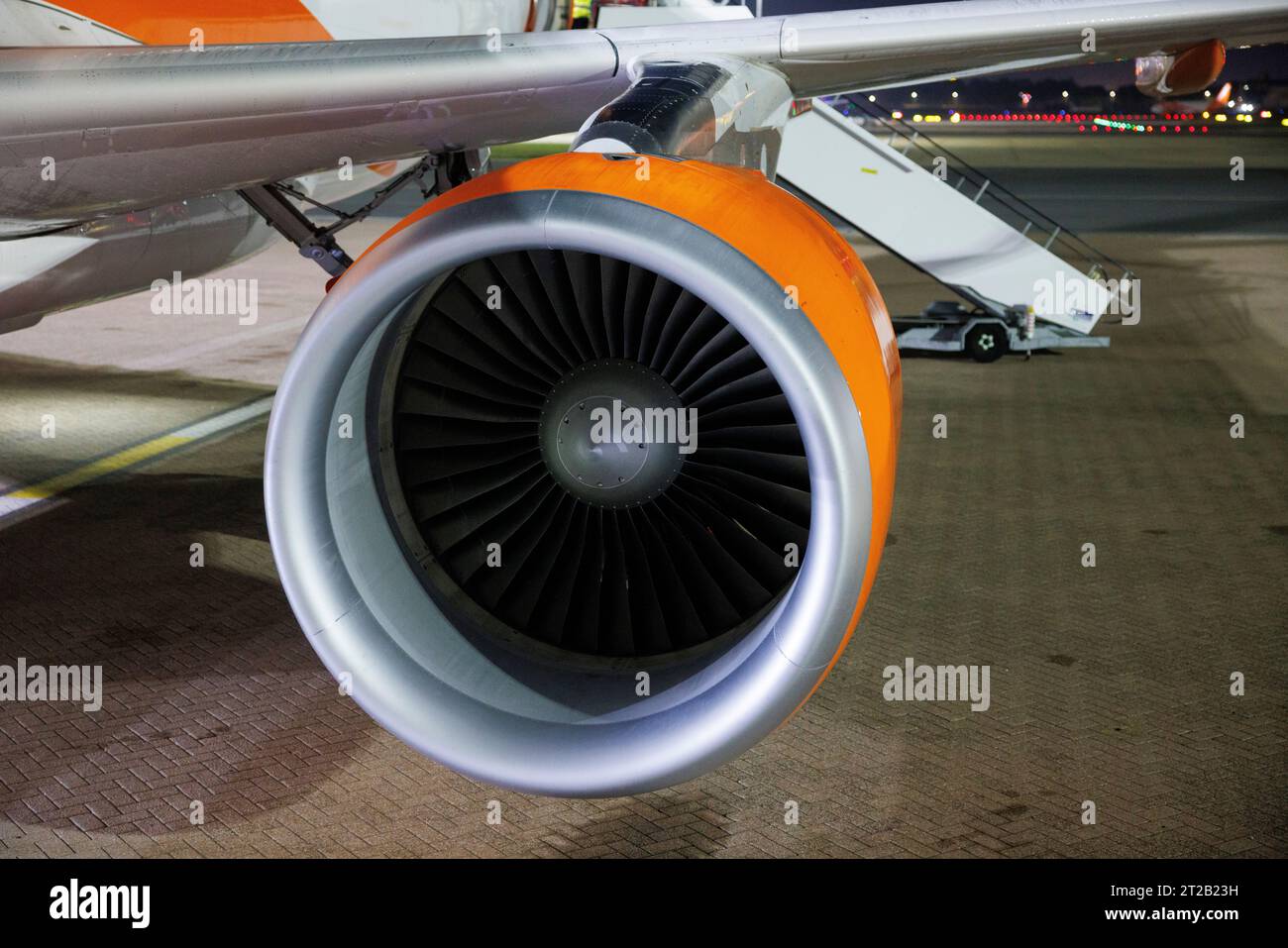 North and south terminal lgw hi-res stock photography and images - Alamy