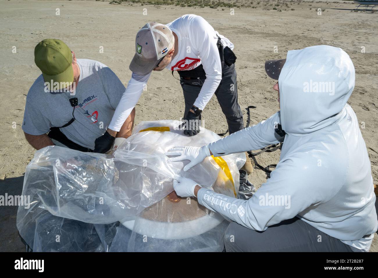 Parachute retrieval hi-res stock photography and images - Alamy