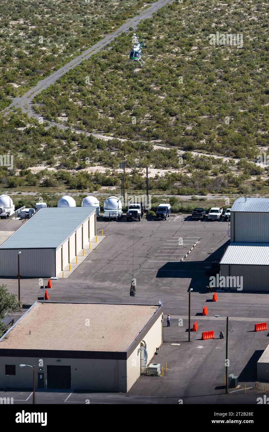 Parachute retrieval hi-res stock photography and images - Alamy