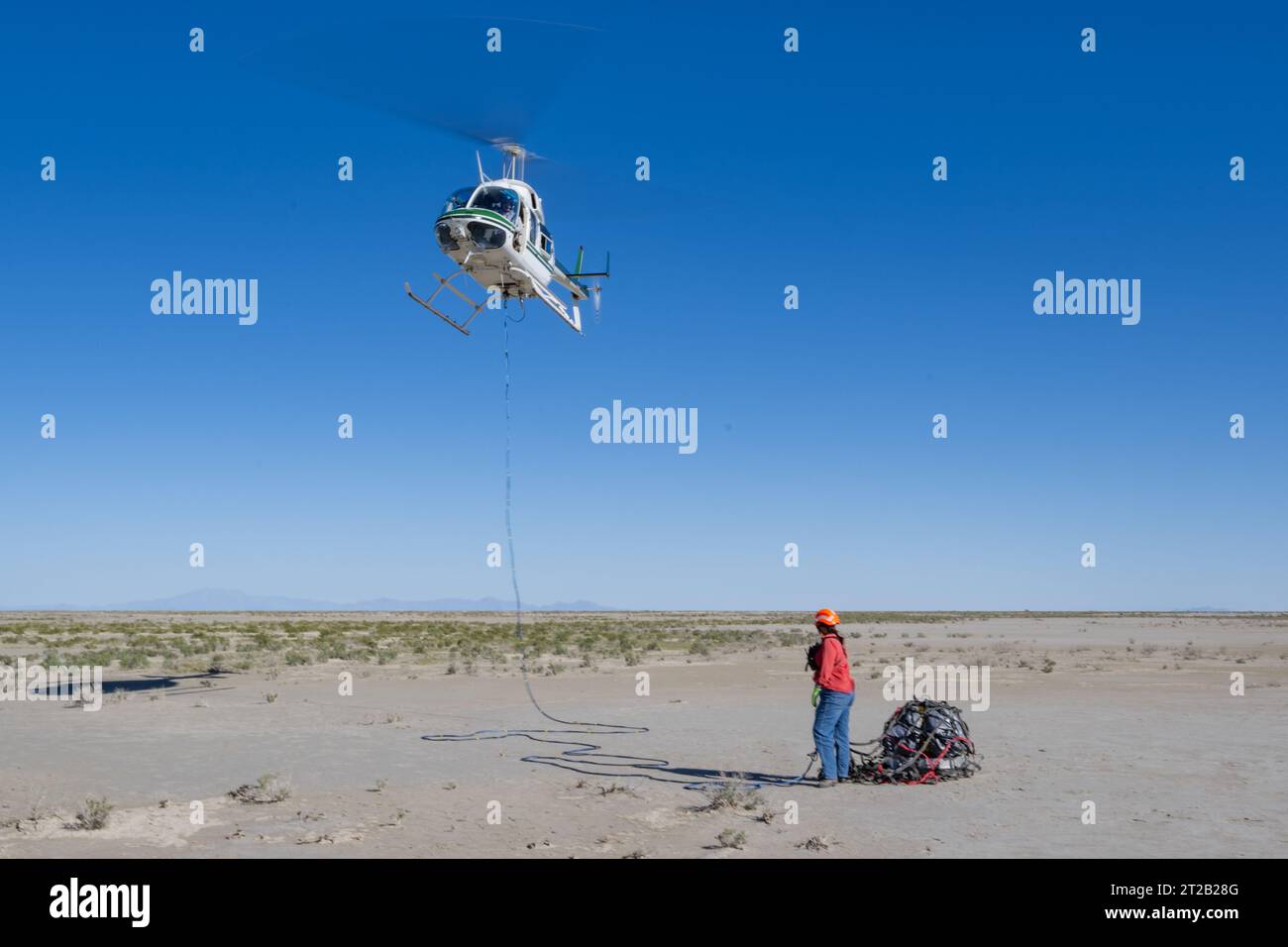 Parachute retrieval hi-res stock photography and images - Alamy