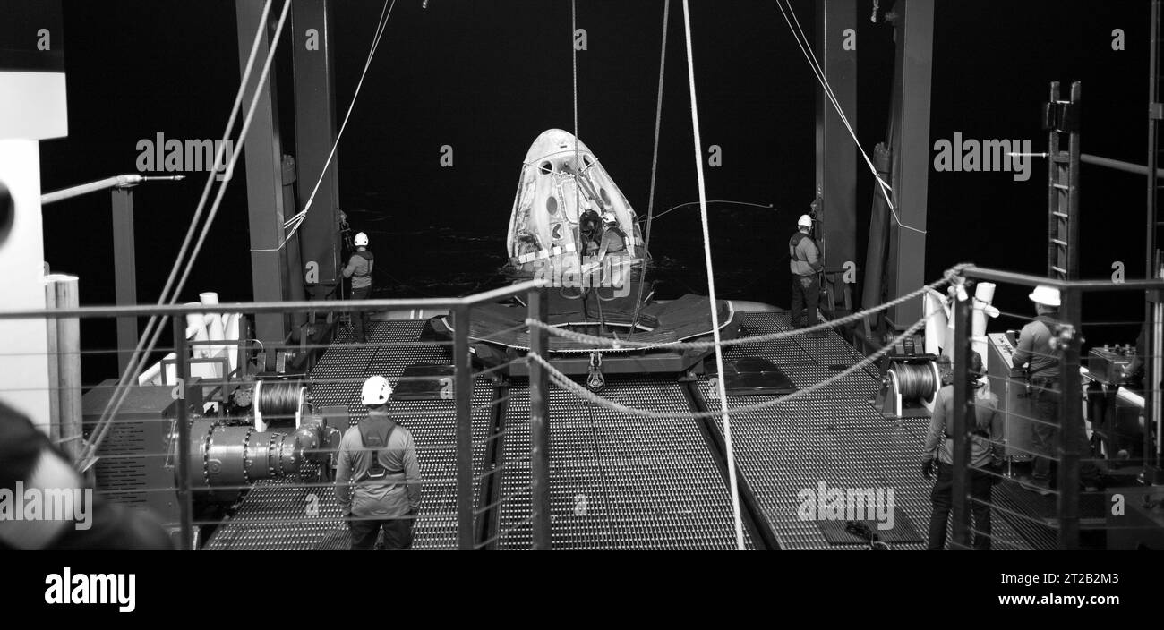 Spacex dragon endeavour Black and White Stock Photos & Images - Alamy