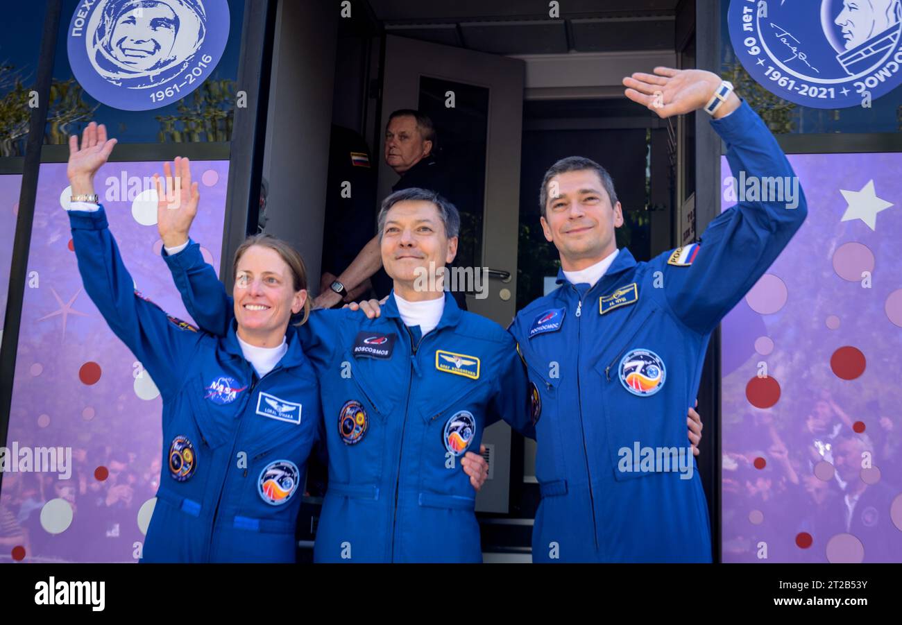 NASA astronaut Loral O'Hara and Roscosmos cosmonauts Oleg Kononenko and ...
