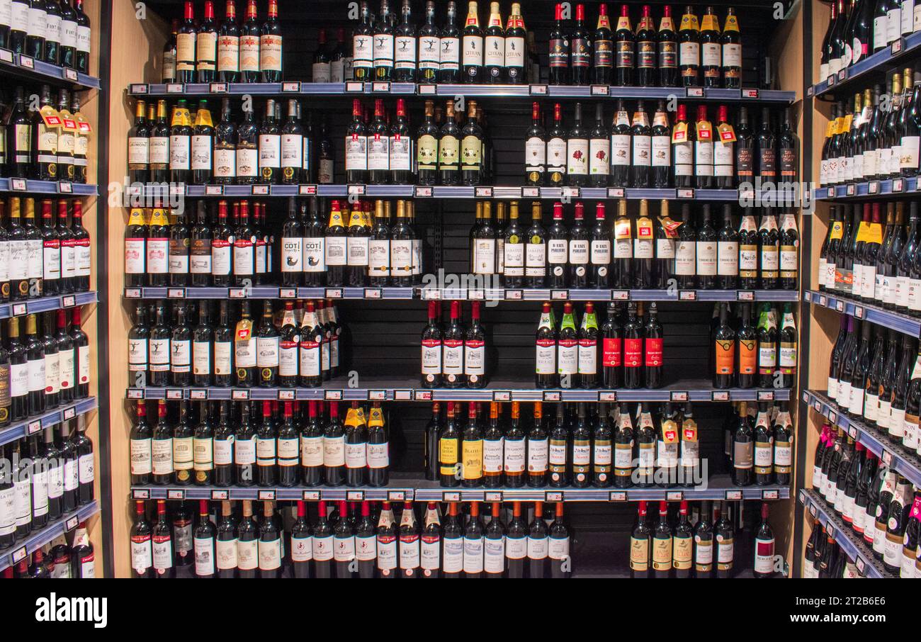 Wine aisle hi-res stock photography and images - Alamy