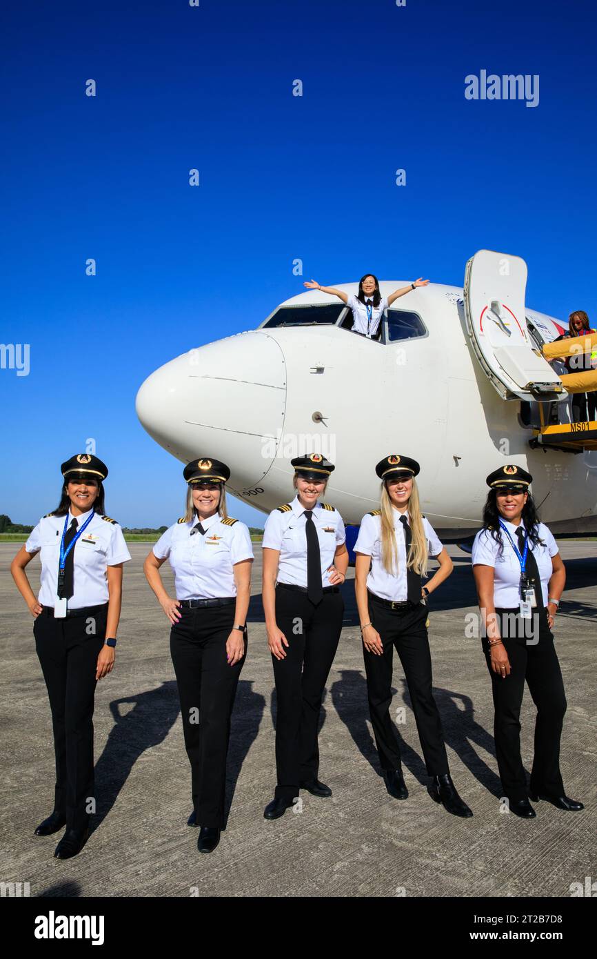 An all-female Delta Air Lines crew completed the Women Inspiring Our ...