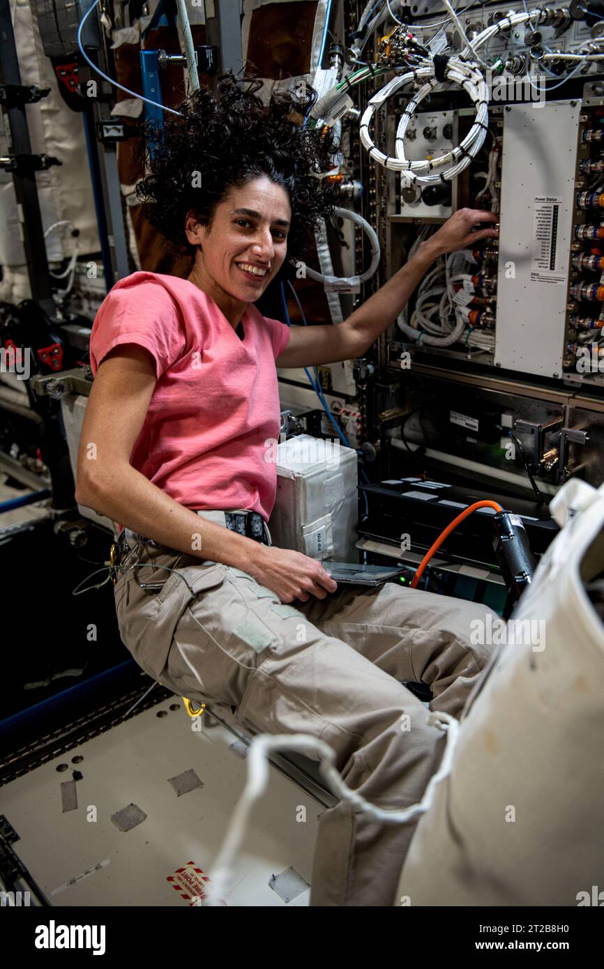 Absolute zero atoms hi-res stock photography and images - Alamy