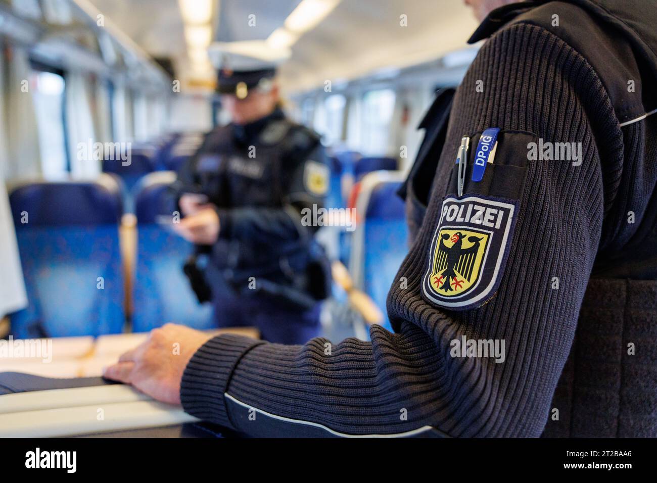 Furth Im Wald, Germany. 18th Oct, 2023. Federal police officers check ...