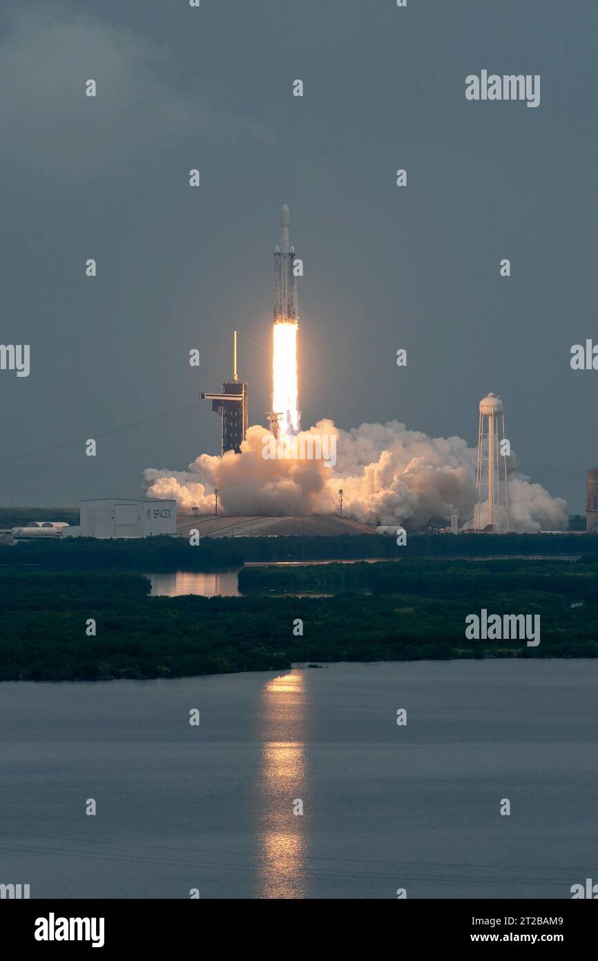 Psyche Liftoff Nasas Psyche Spacecraft Atop A Spacex Falcon Heavy