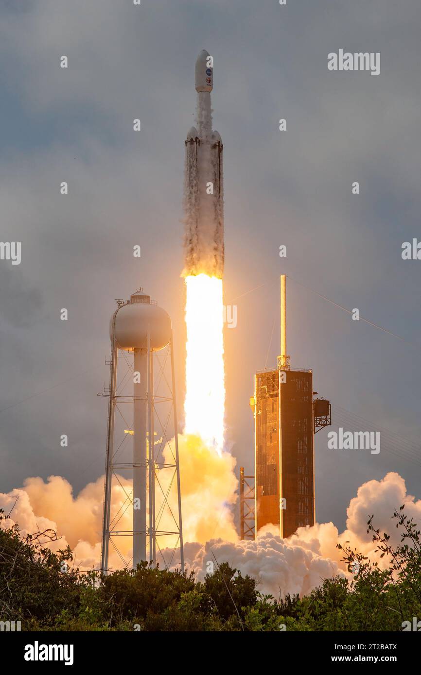 Psyche Liftoff Nasas Psyche Spacecraft Atop A Spacex Falcon Heavy