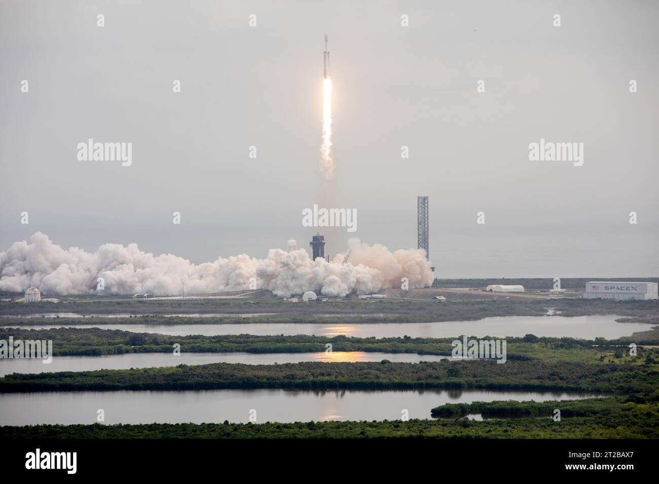 Space falcon heavy lifts hi-res stock photography and images - Alamy