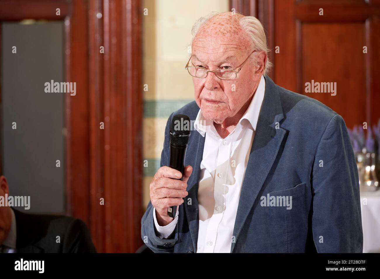 Timothy west and prunella scales hi-res stock photography and images ...