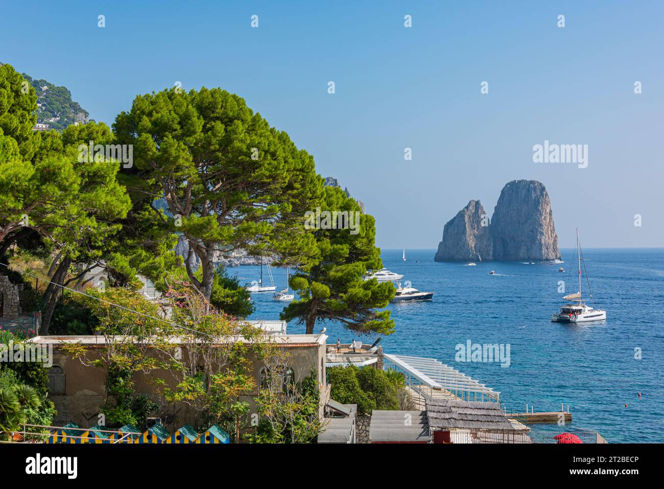 Faraglione di Mezzo Rock Arch, Capri Island, Italy — Iconic ...
