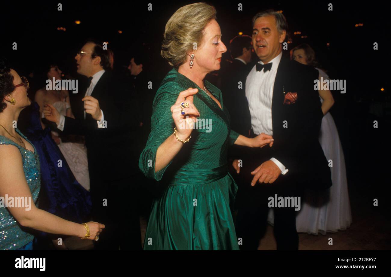 Wealth 1980s UK. A crowded black tie event, posh wealthy monied middle ...