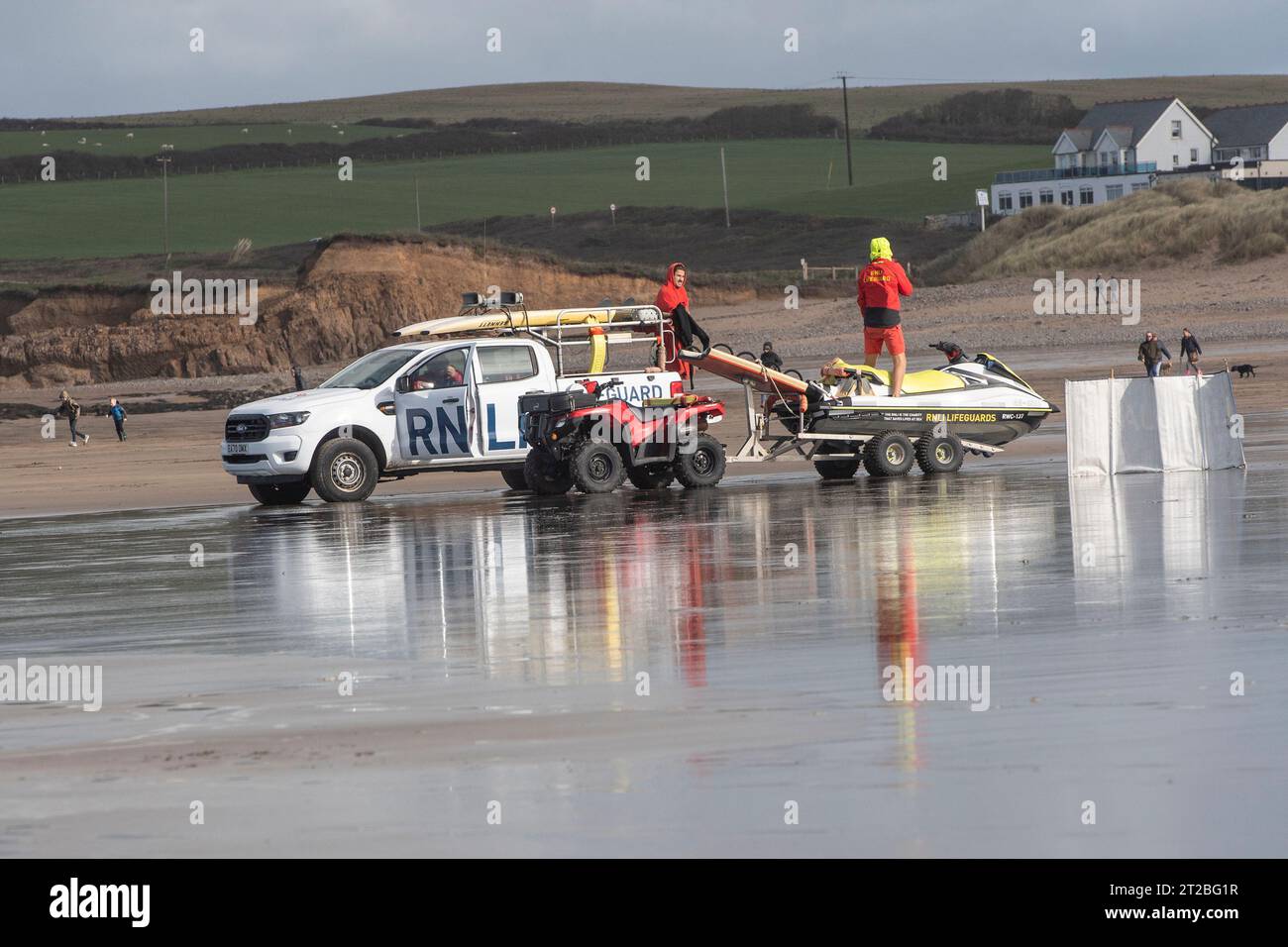 RNLI rescue boat and 4x4 launching on the beach Stock Photo - Alamy
