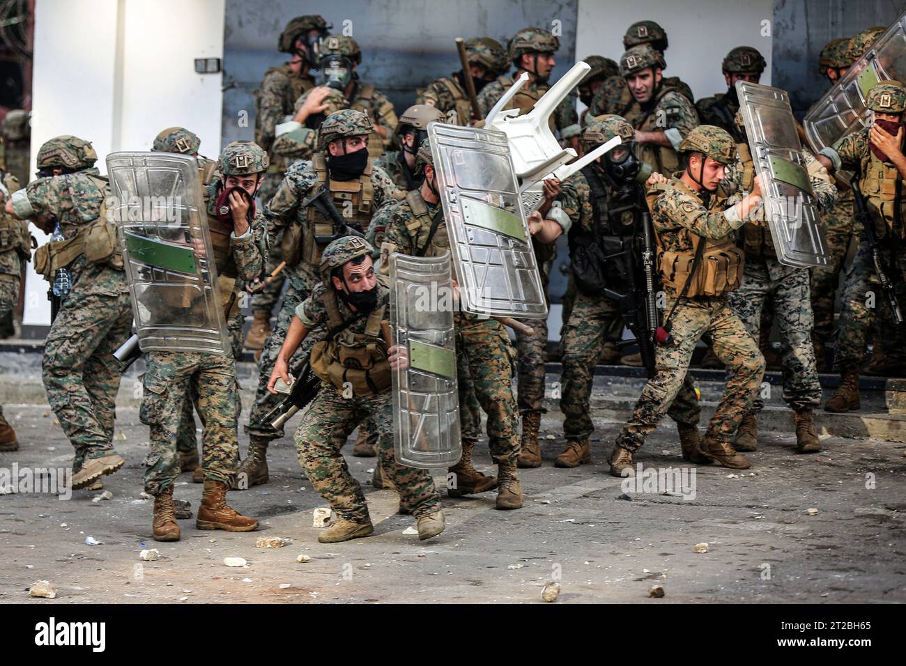 Beit Awkar, Lebanon. 18th Oct, 2023. A Lebanese army soldier take cover ...
