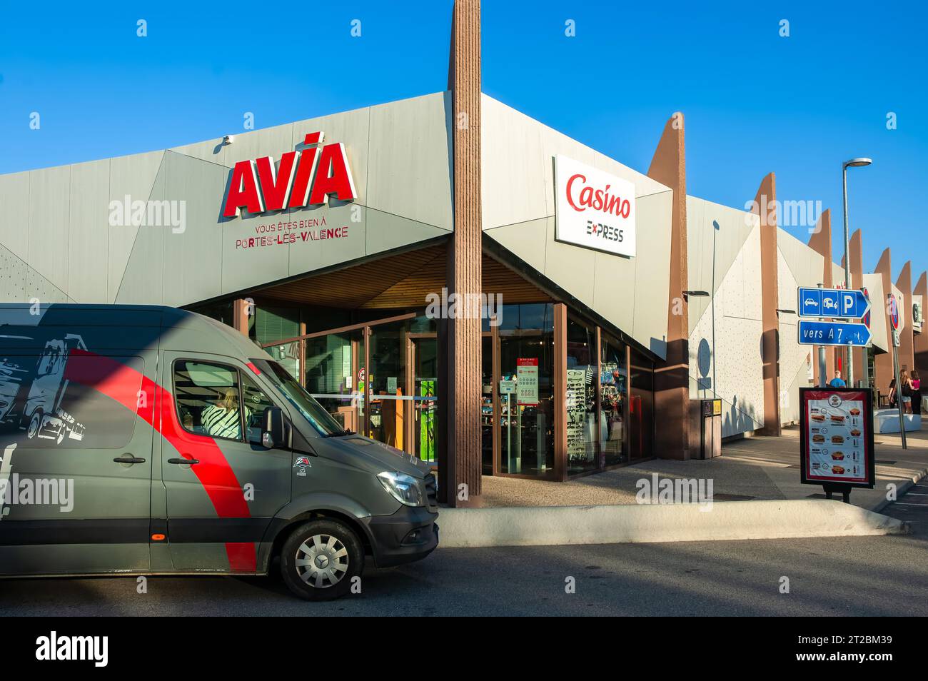 Highway gas station restaurant signs hi-res stock photography and ...