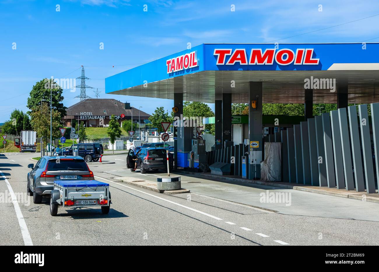 Highway gas station restaurant signs hi-res stock photography and ...