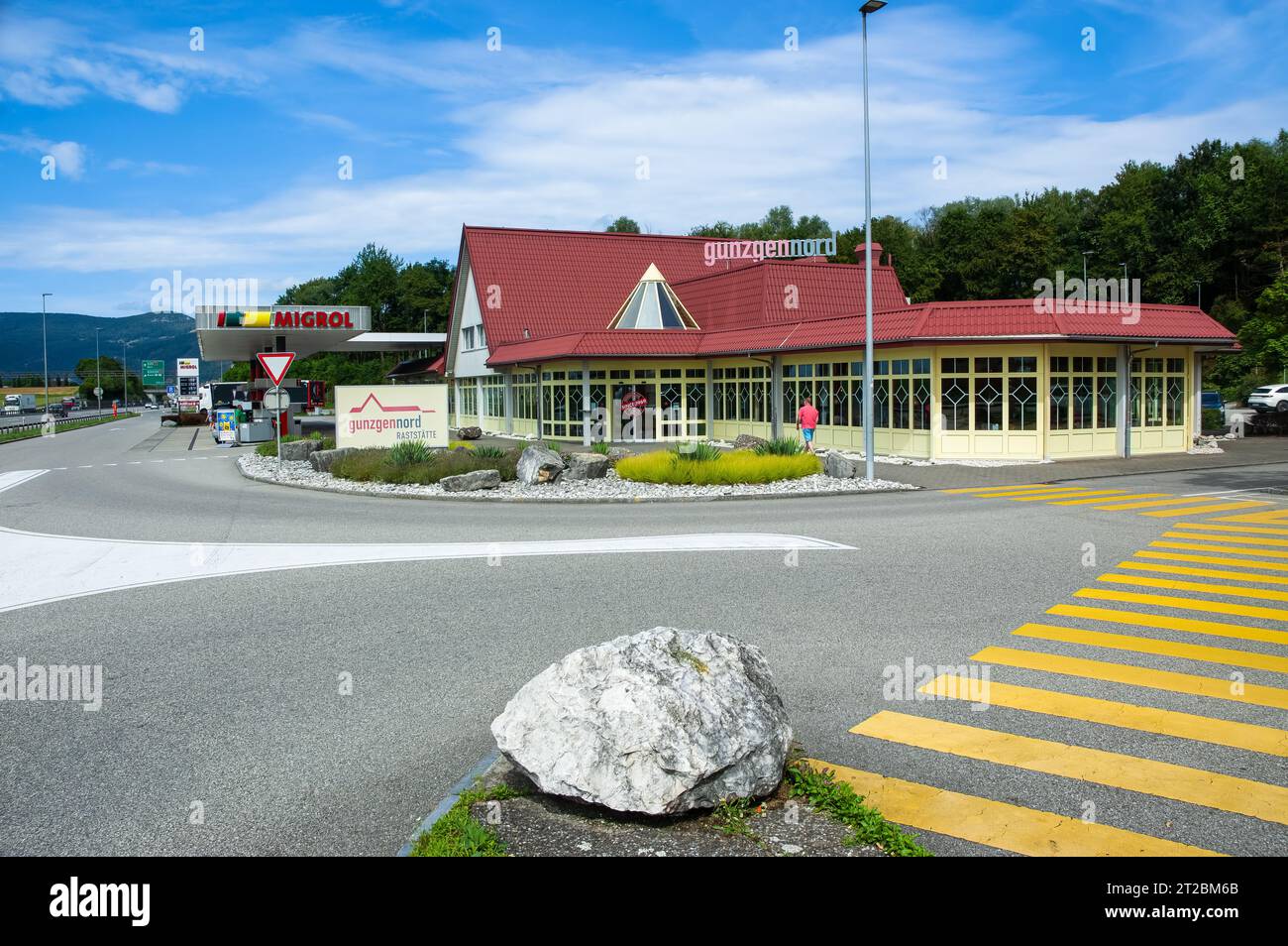 Highway gas station restaurant signs hi-res stock photography and ...