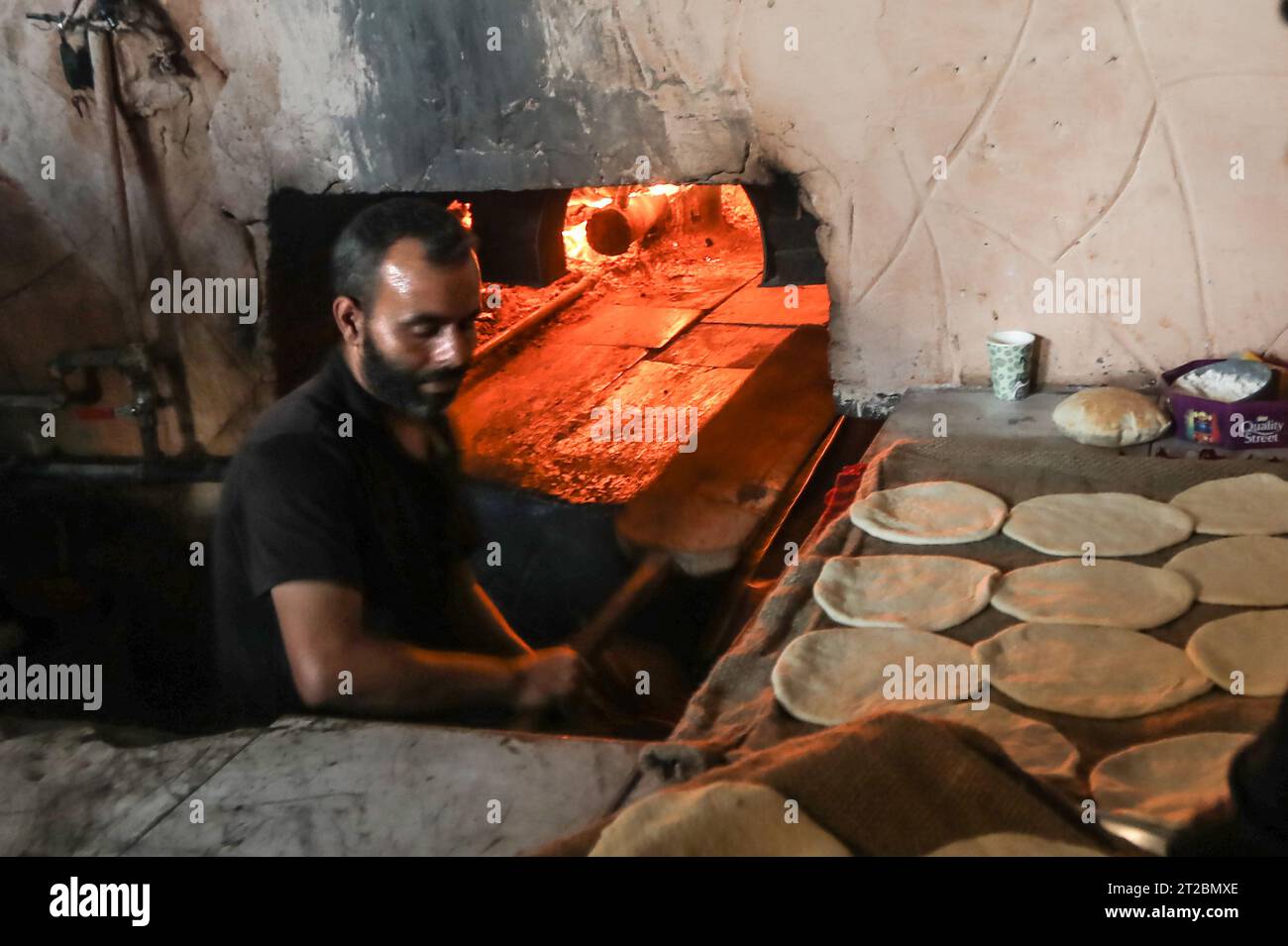 Traditional palestinian bread hi-res stock photography and images - Alamy