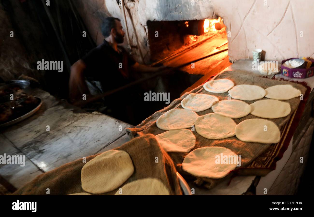 Traditional palestinian bread hi-res stock photography and images - Alamy