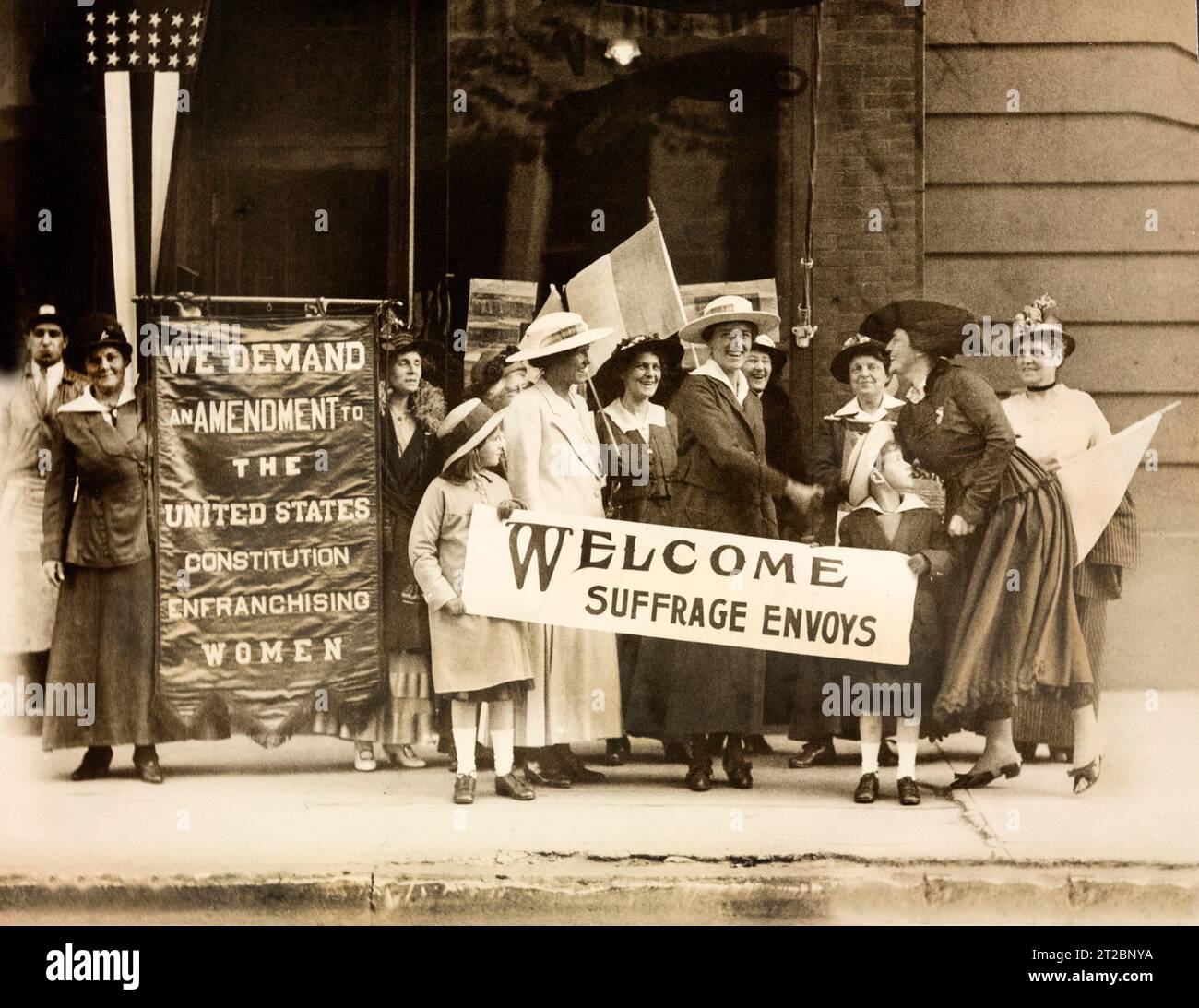 Vintage 1910 suffrage hi-res stock photography and images - Alamy