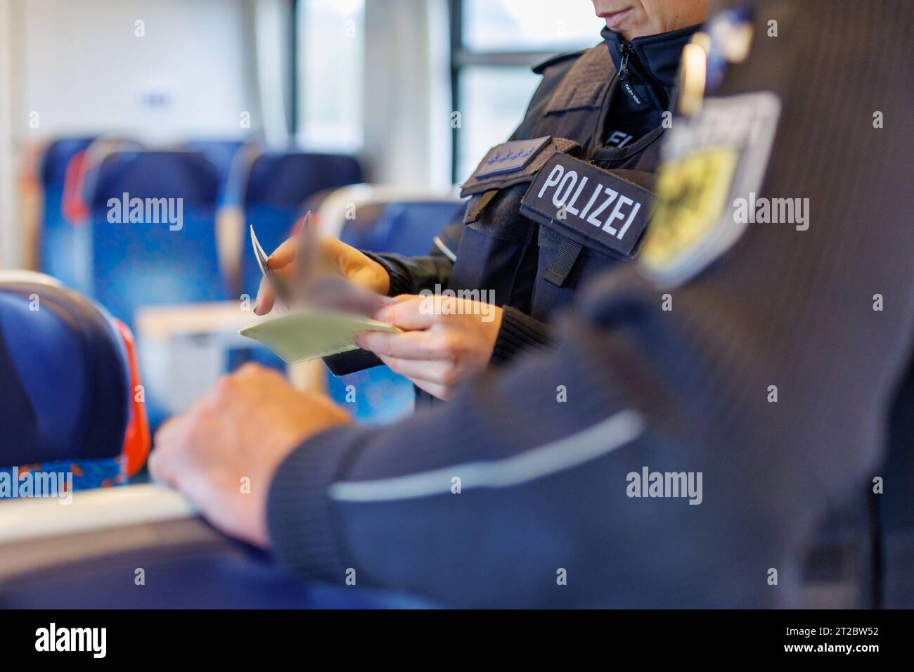 Furth Im Wald, Germany. 18th Oct, 2023. Federal police officers check a ...