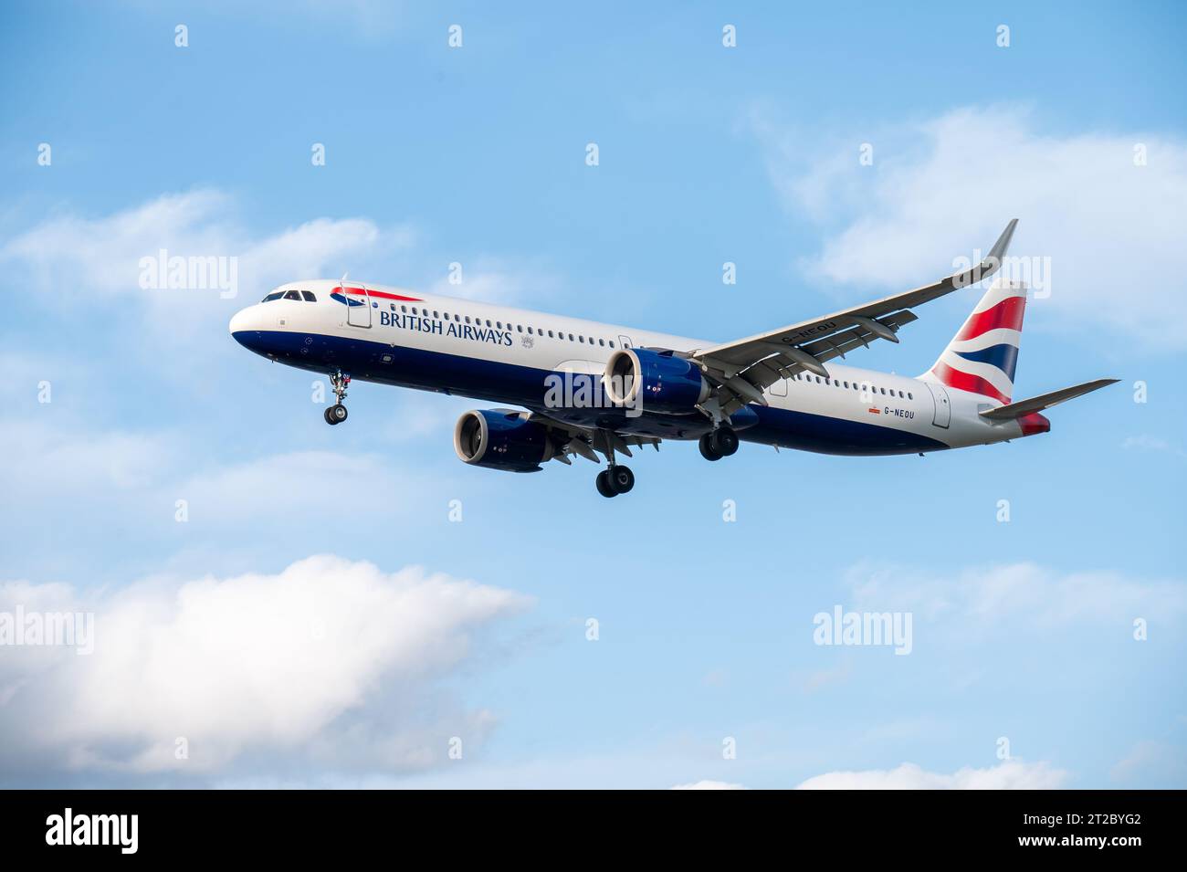 LONDON, ENGLAND - SEPTEMBER 26, 2023: British Airways A321 arriving at ...