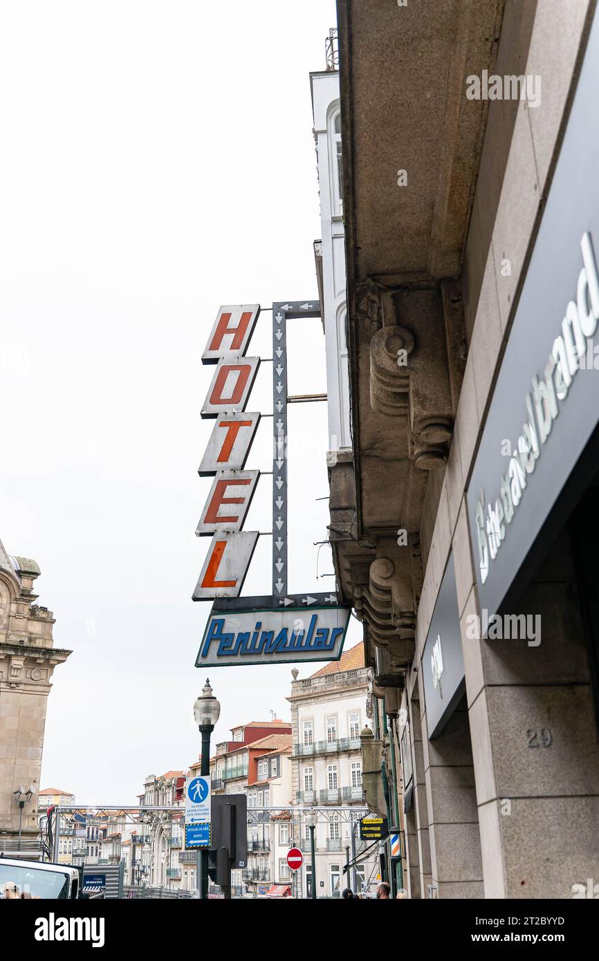 Old neon hotel sign hi-res stock photography and images - Alamy