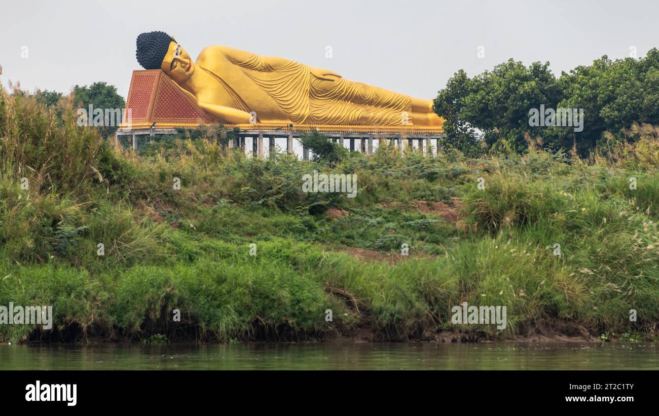 Buddhist shrine giant statue hi-res stock photography and images - Alamy