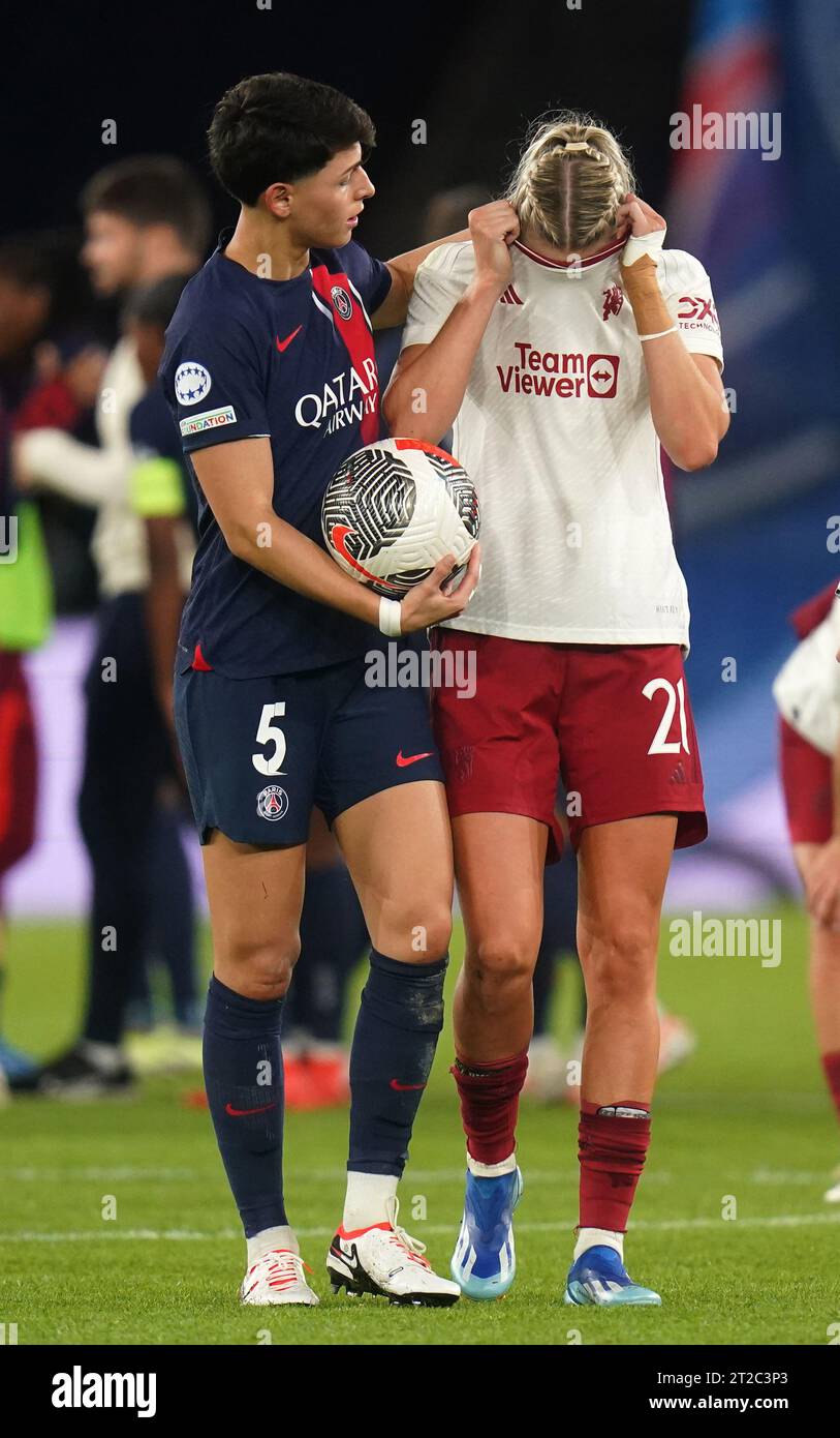 Paris Saint-Germain's Elisa de Almeida (left) consoles Manchester ...