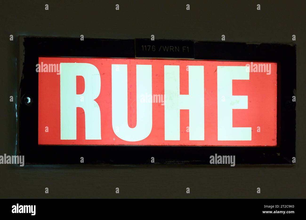 leuchtendes Schild mit der Aufschrift, Schriftzug Ruhe *** luminous ...