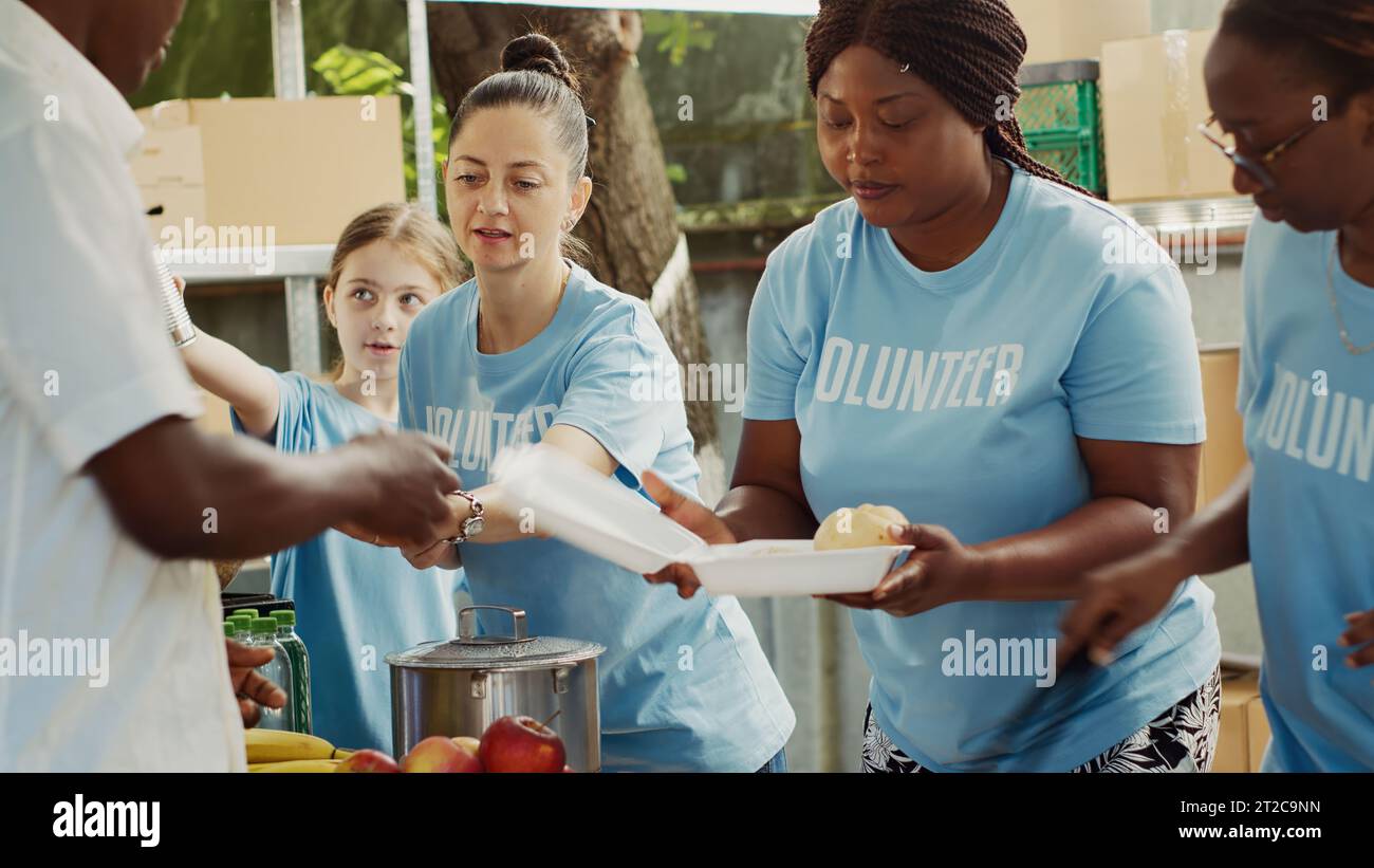 Group shelter share hi-res stock photography and images - Alamy