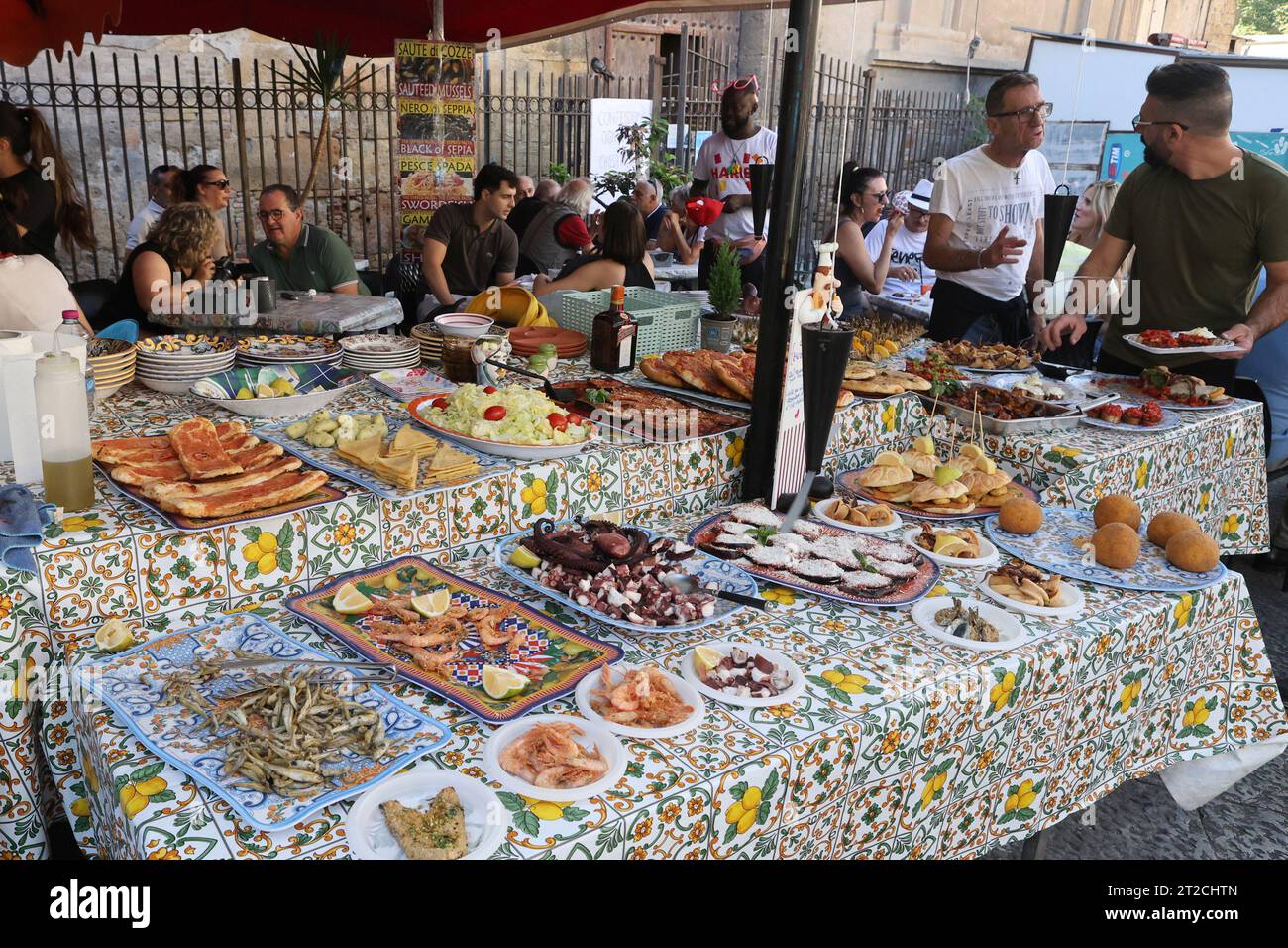Cafe in the Ballarò market in Palermo, Sicily, Italy Stock Photo - Alamy