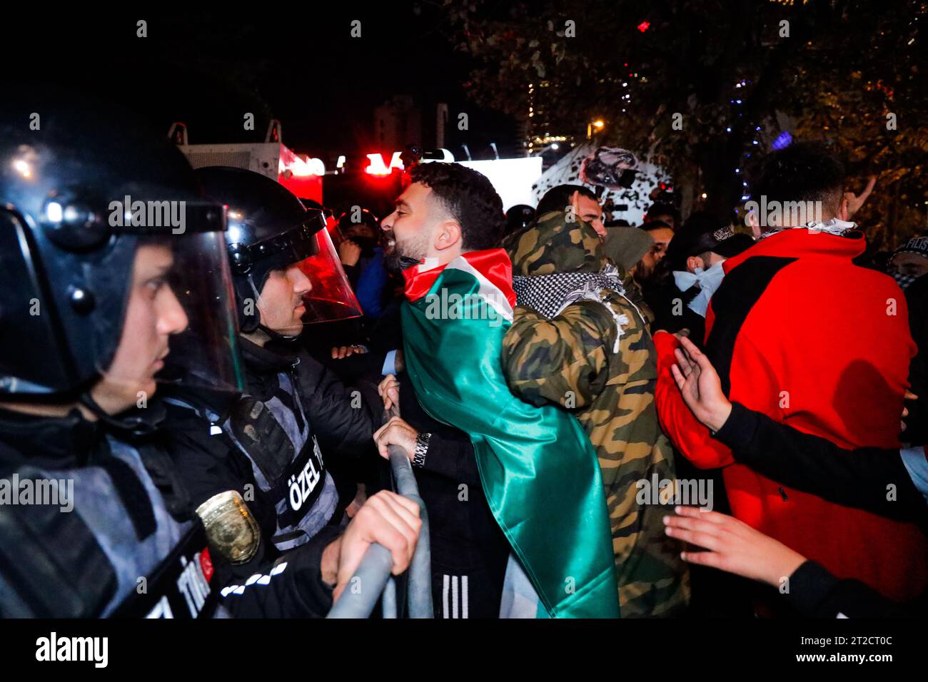 Istanbul, Istanbul, Turkey. 18th Oct, 2023. Hundreds of Turks and ...