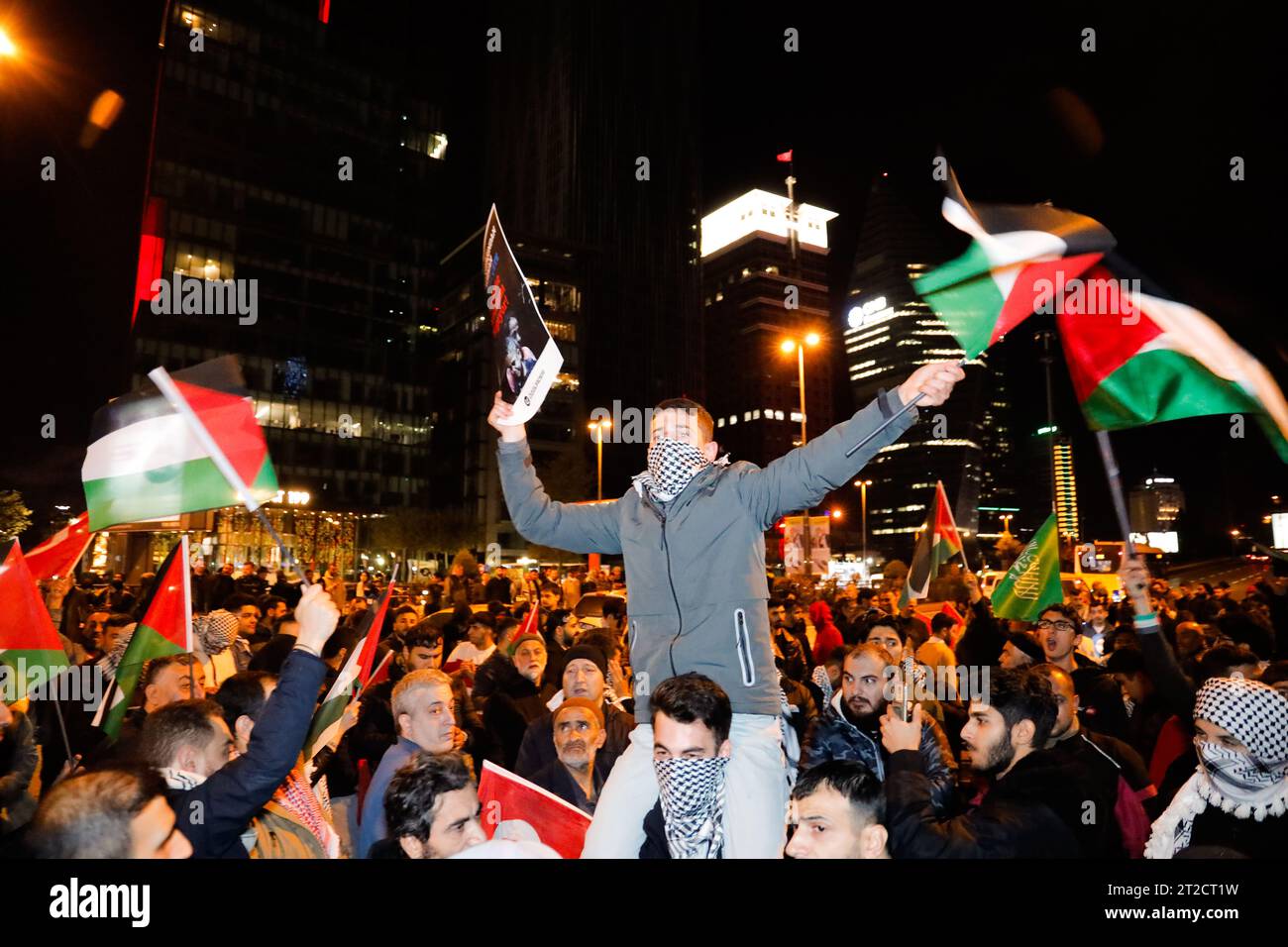 Istanbul, Istanbul, Turkey. 18th Oct, 2023. Hundreds of Turks and ...