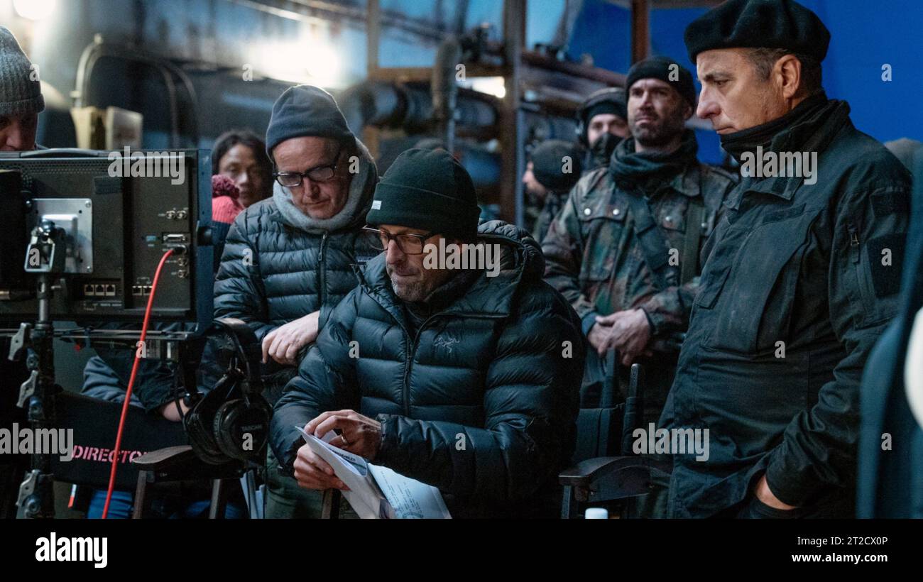 EXPEND4BLES, (aka THE EXPENDABLES 4), director Scott Waugh (front ...