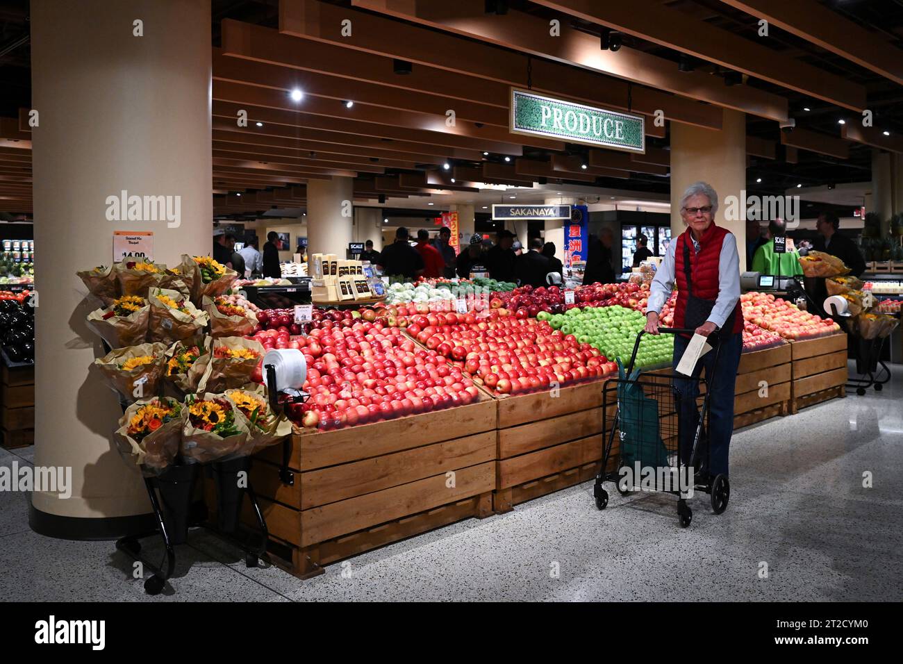 Photo by: NDZ/STAR MAX/IPx 2023 10/18/23 Grand opening of Wegmans first Manhattan grocery store ...