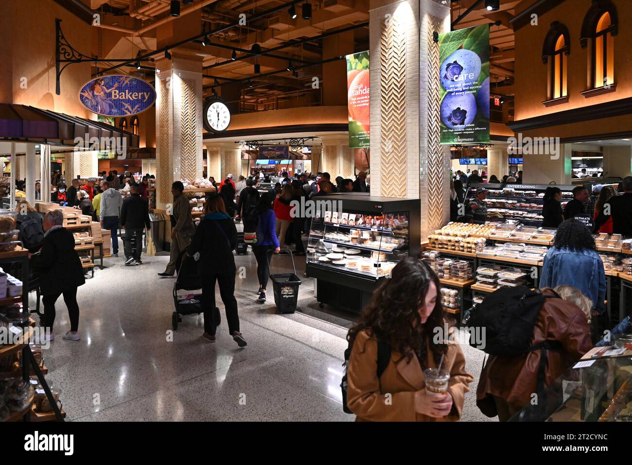 Photo by: NDZ/STAR MAX/IPx 2023 10/18/23 Grand opening of Wegmans first ...