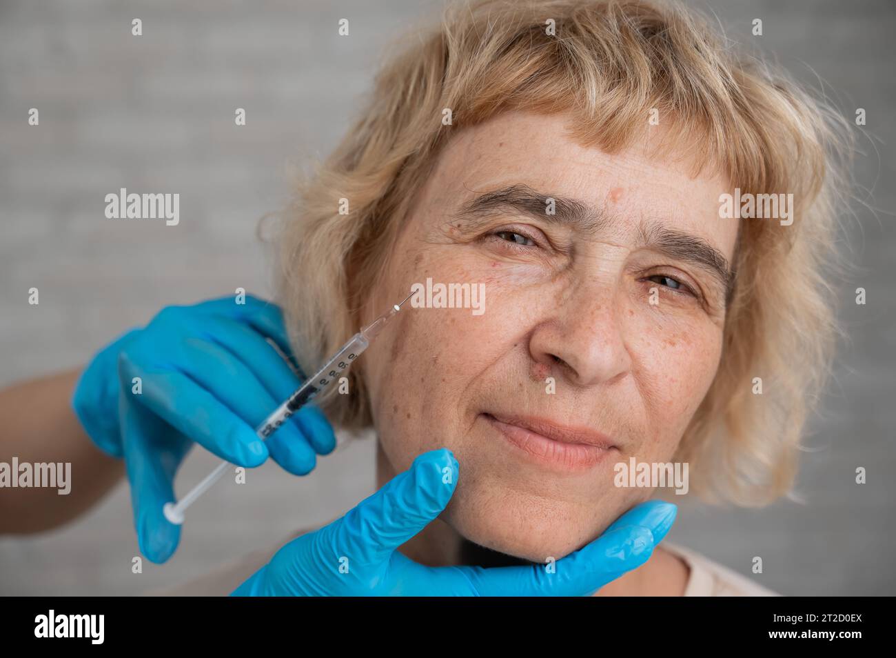 Obstetrician gynecologist explaining the screening picture to a ...