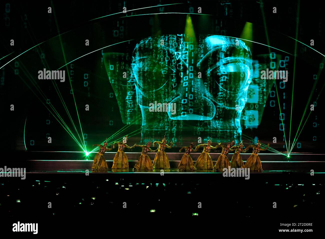 (231019) -- CHENGDU, Oct. 19, 2023 (Xinhua) -- Actors perform a sci-fi ...