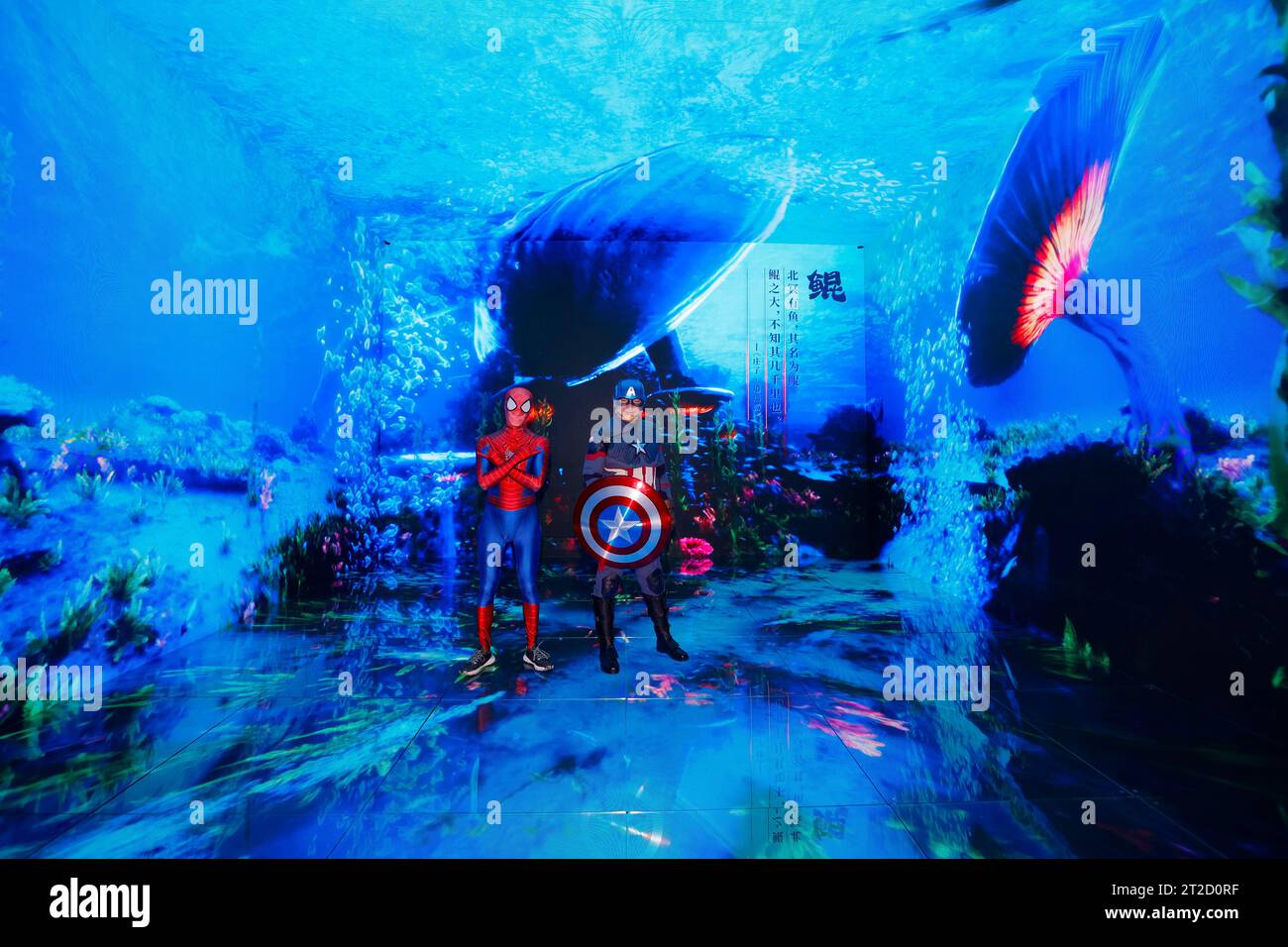 (231019) -- CHENGDU, Oct. 19, 2023 (Xinhua) -- Sci-fi fans pose for ...