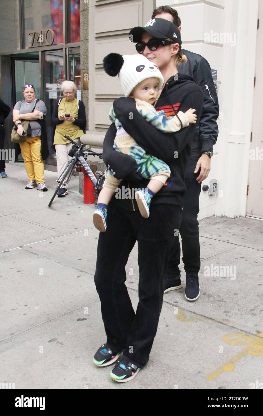 Oxtober 18, 2023 Paris Hilton, Phoenix Barron Hilton Reum walking out ...