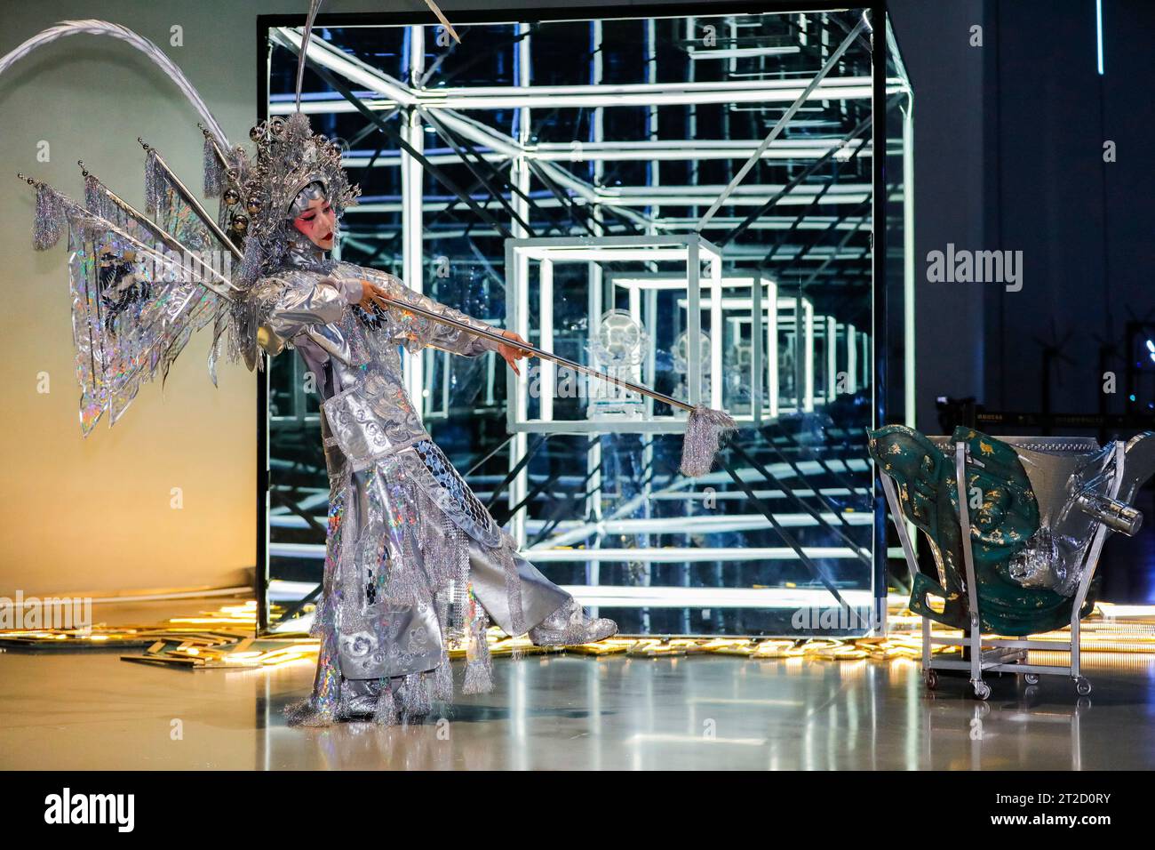 (231019) -- CHENGDU, Oct. 19, 2023 (Xinhua) -- A model presents an ...