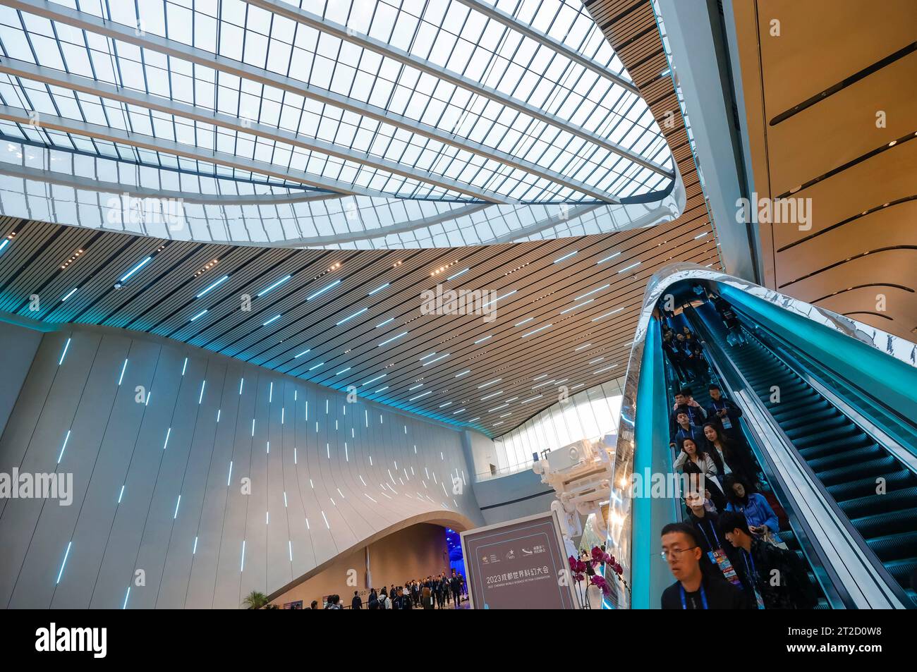 (231019) -- CHENGDU, Oct. 19, 2023 (Xinhua) -- People visit Chengdu ...