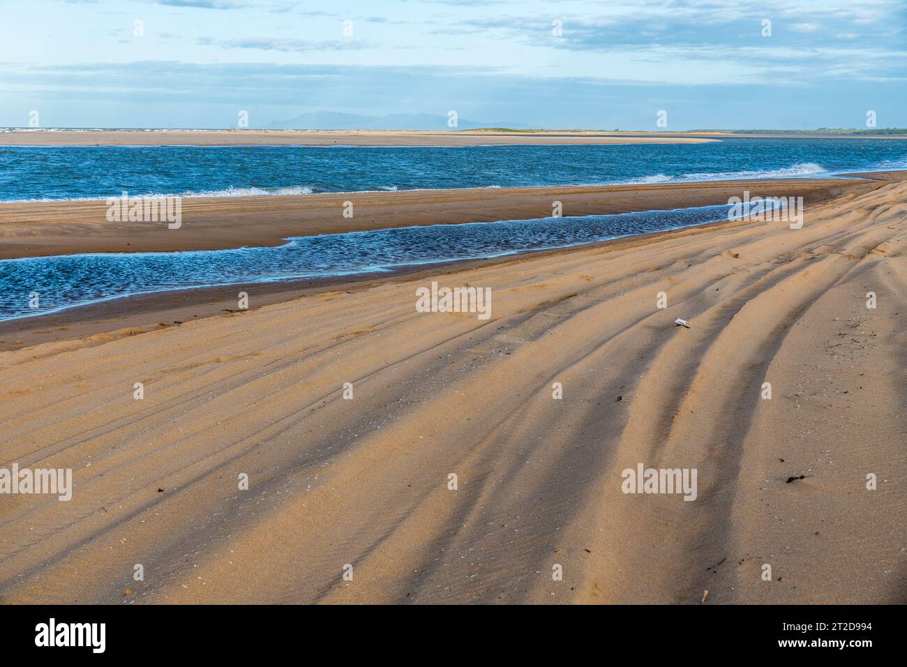 Driving on the sandy beach, Alva Lynchs Beach, attraction in Queensland ...