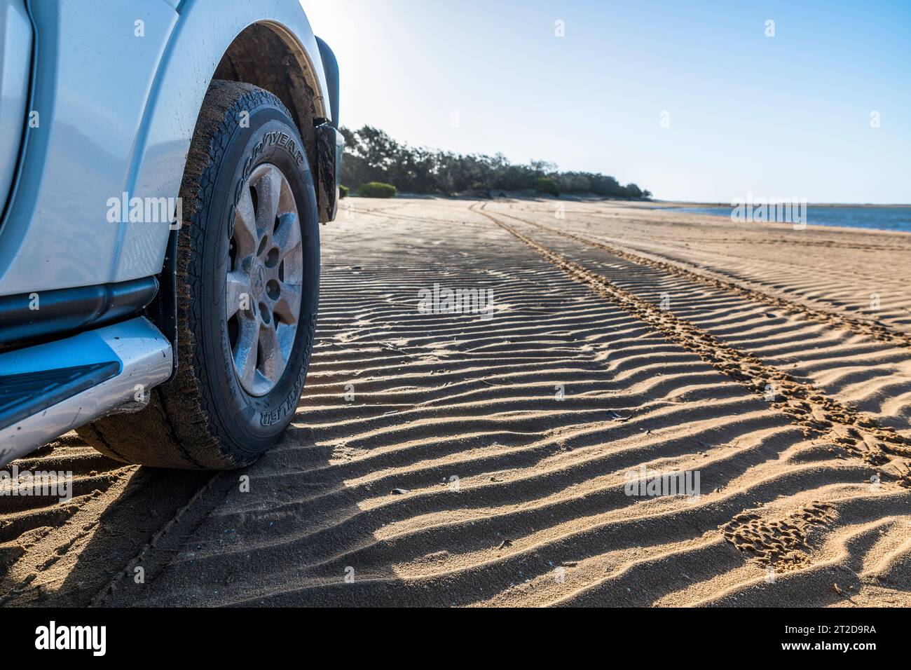 Driving on the sandy beach, Alva Lynchs Beach, attraction in Queensland ...