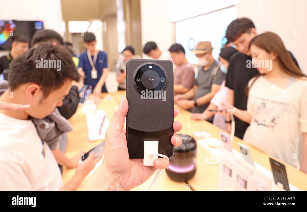 SHANGHAI, CHINA - SEPTEMBER 24, 2023 - Customers experience Mate60 ...