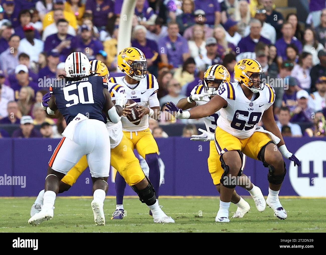 LSU Tigers quarterback Jayden Daniels (5) looks downfield for an open ...