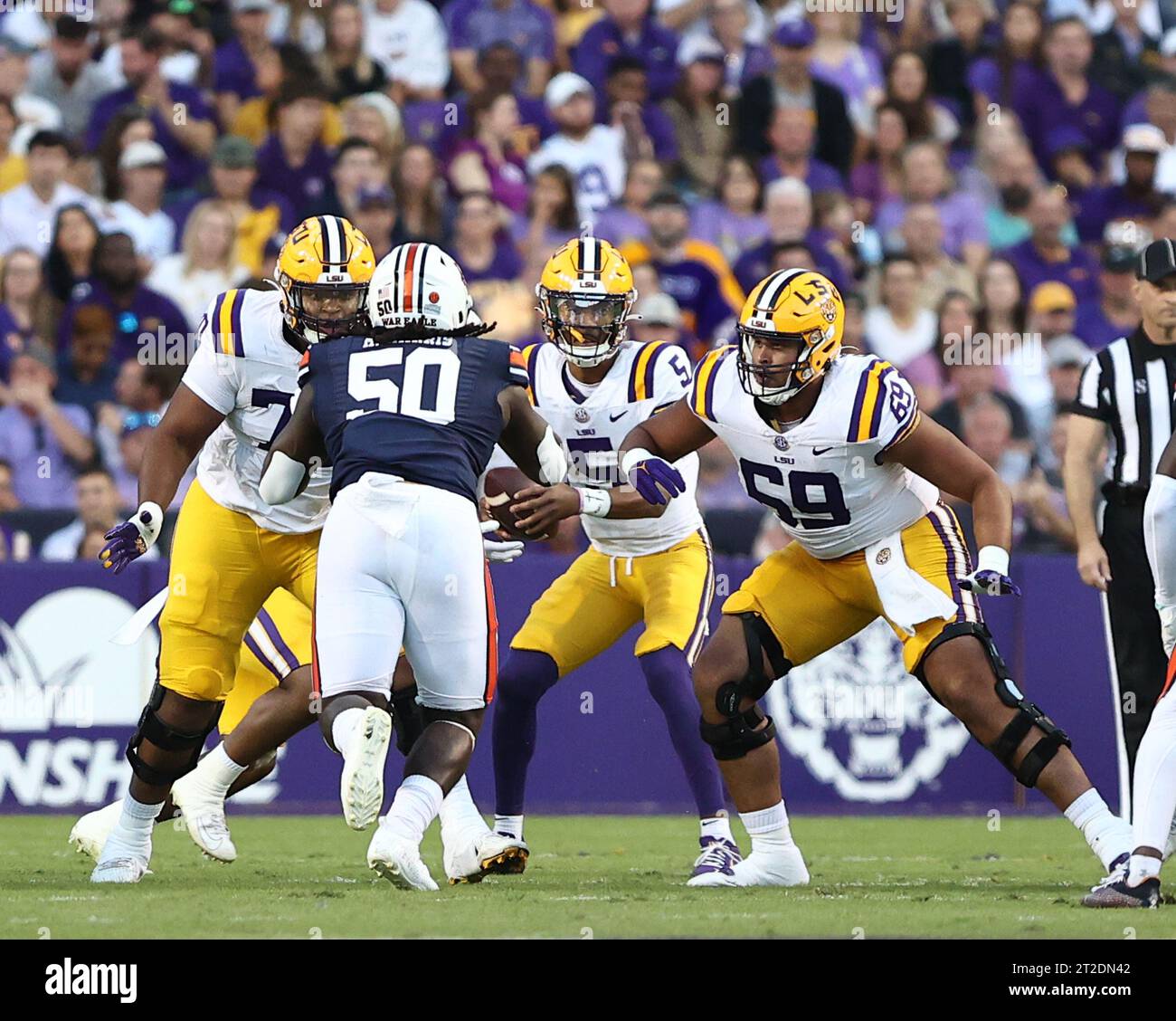 LSU Tigers quarterback Jayden Daniels (5) scans the field while LSU ...