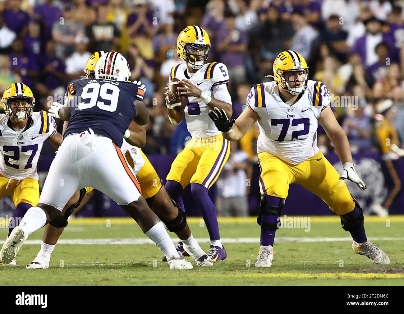 LSU Tigers quarterback Jayden Daniels (5) looks downfield for an open ...