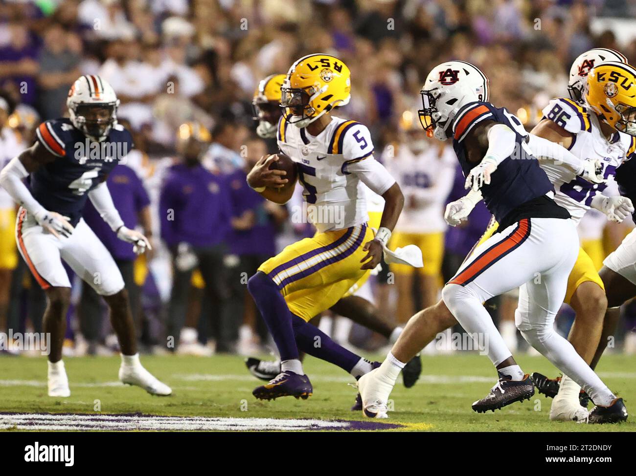 LSU Tigers quarterback Jayden Daniels (5) tries to run past Auburn ...